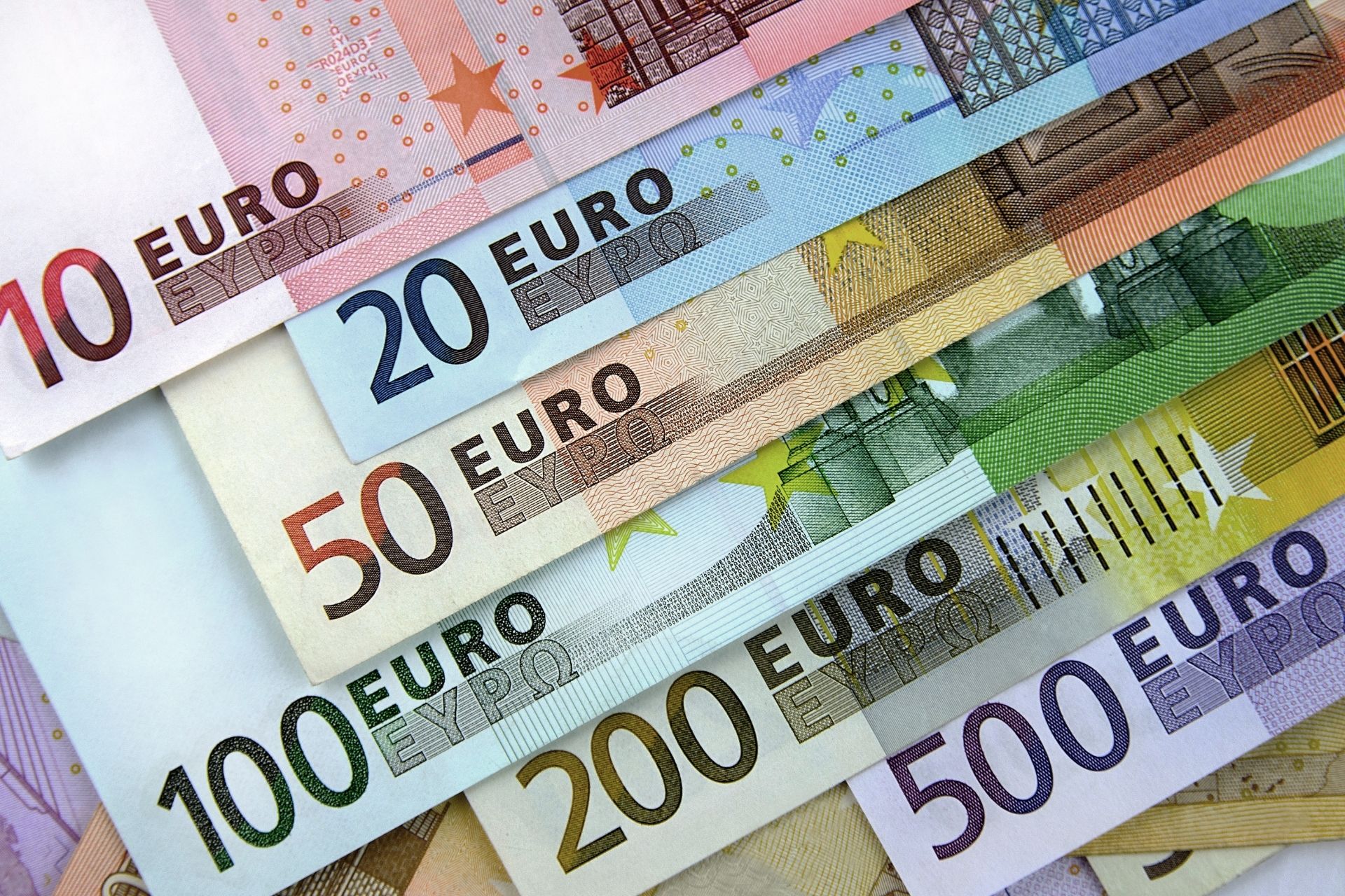 Euro a ajuns la cel puţin 5,30 lei la cursurile standard ale băncilor ...